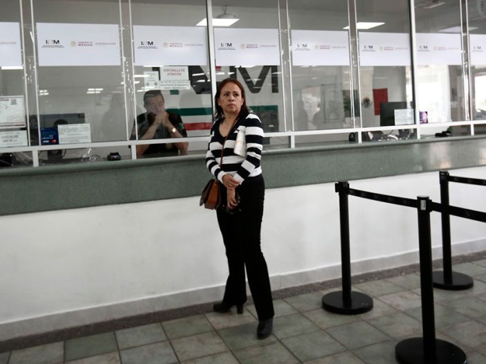 Lo quieren hacer chivo expiatorio, afirma hermana de agente del INM ...