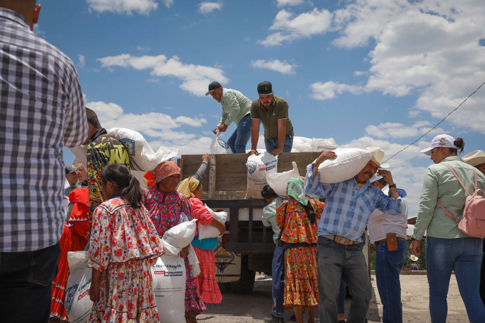 Entregan paquetes de alimento a 700 familias rarámuri en Norogachi ...