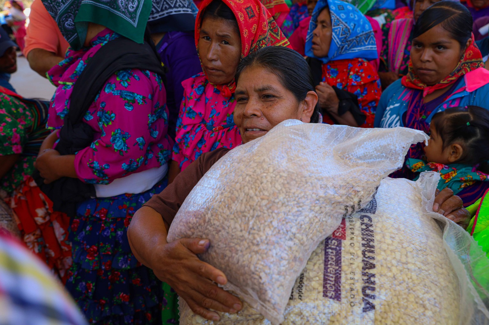 Reciben 300 familias de Urique paquetes alimenticios - Norte De Chihuahua