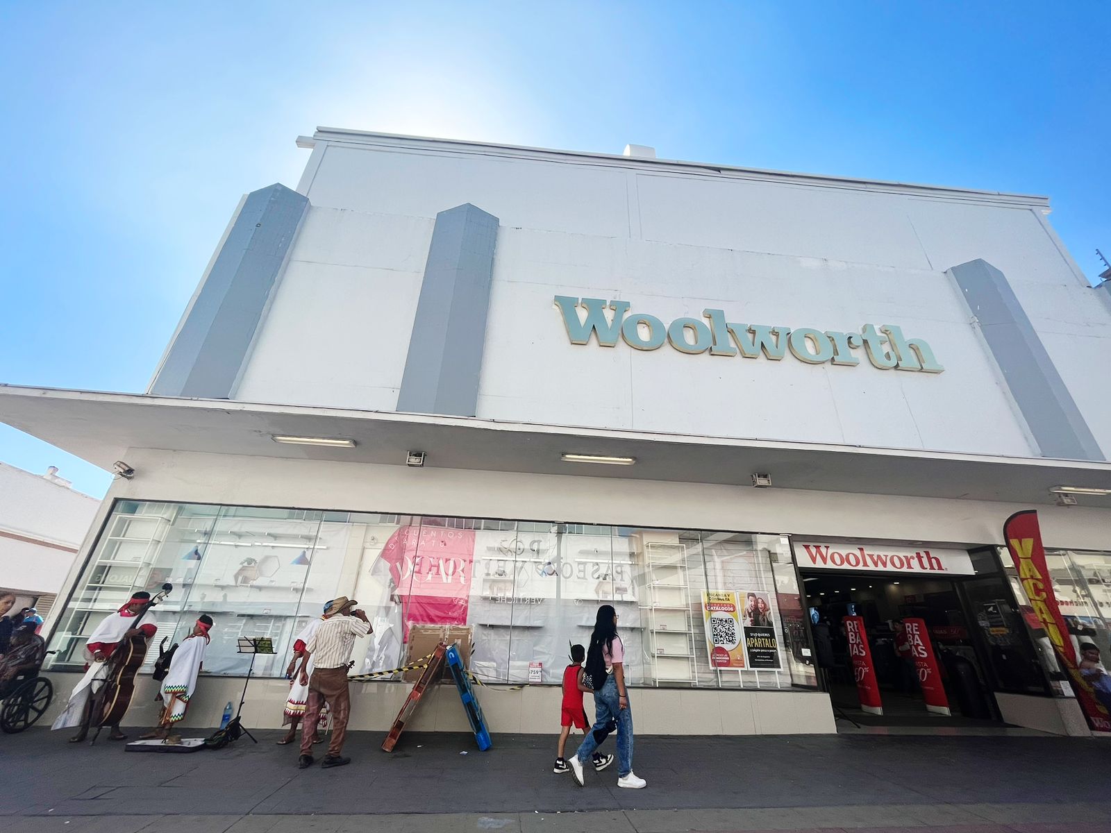 Con todo y Escudo Chihuahua dan cristalazo a Woolworth - Norte De Chihuahua