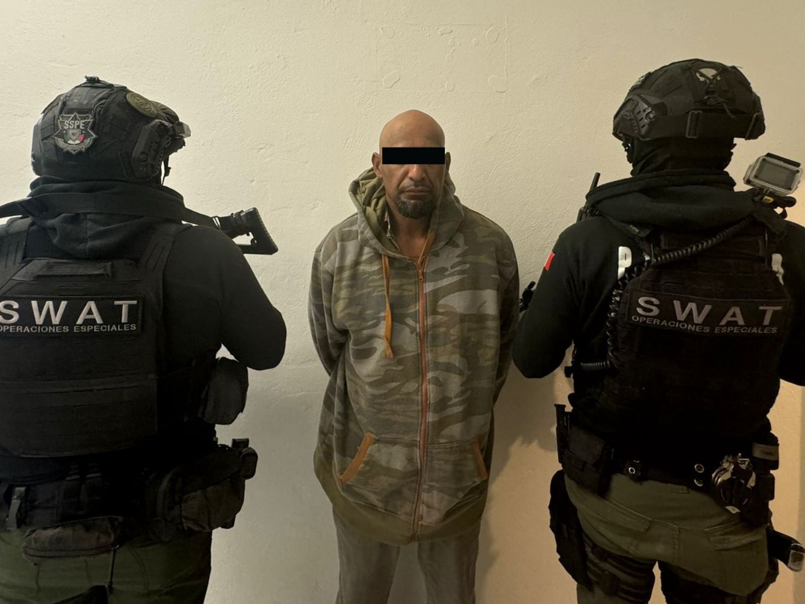 Listo para la acción; hombre armado es detenido por grupo SWAT en ...