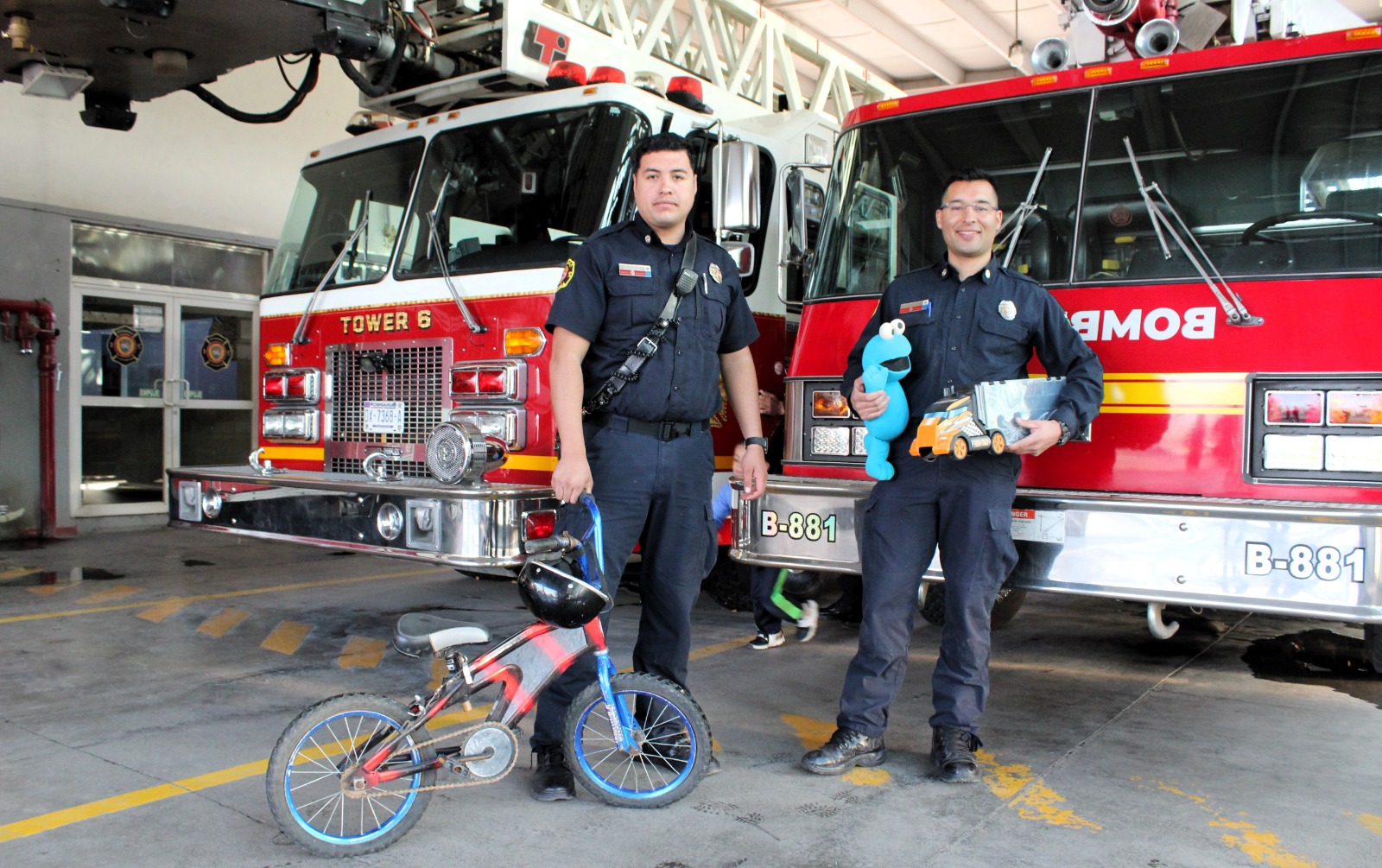 Bomberos te esperan con un juguete para niños en situación vulnerable - Norte De Chihuahua