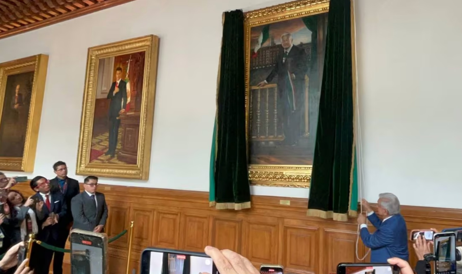 AMLO presenta su retrato oficial como presidente de México en Palacio ...